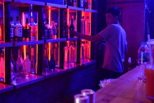 Phố Tây ở Hà Nội vắng khách sau lệnh tạm dừng quán bar, karaoke từ ngày 1/8
